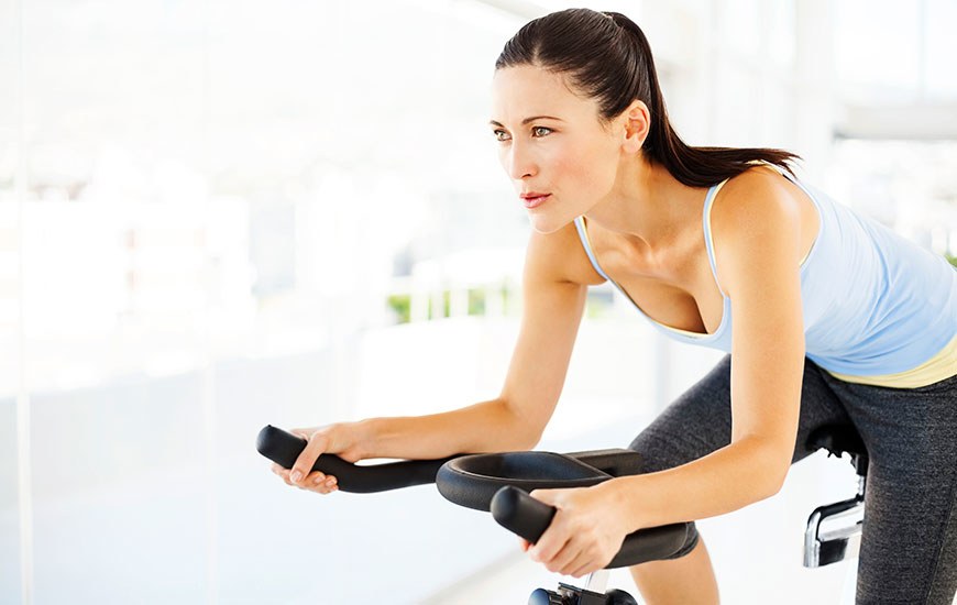 Conoce los beneficios de hacer spinning - 10 mujeres